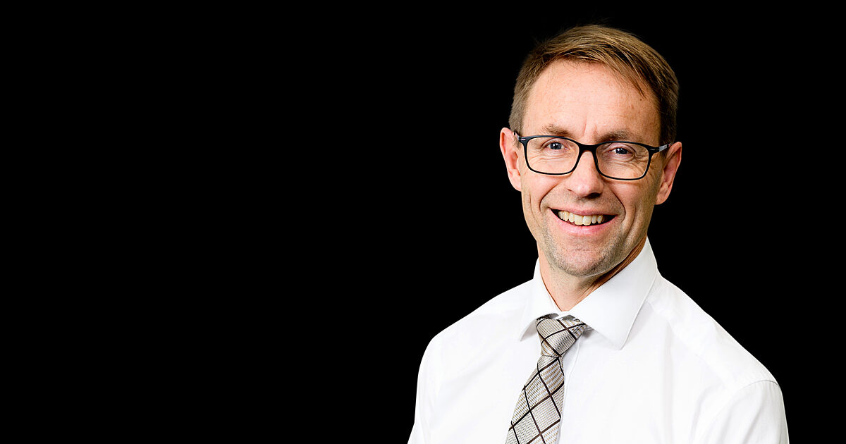 Book Ashley Bloomfield for your next event | Saxton Global Speakers Agency